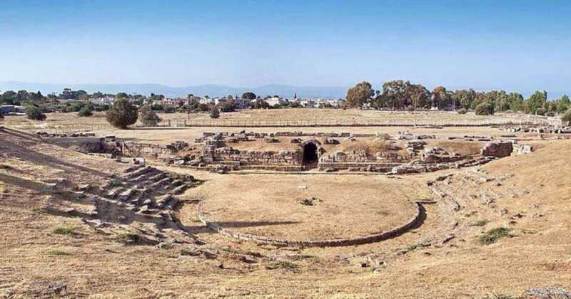 Η παράσταση Ο Πλούτος του Αριστοφάνη στο Αρχαίο Θέατρο της Ερέτριας ...