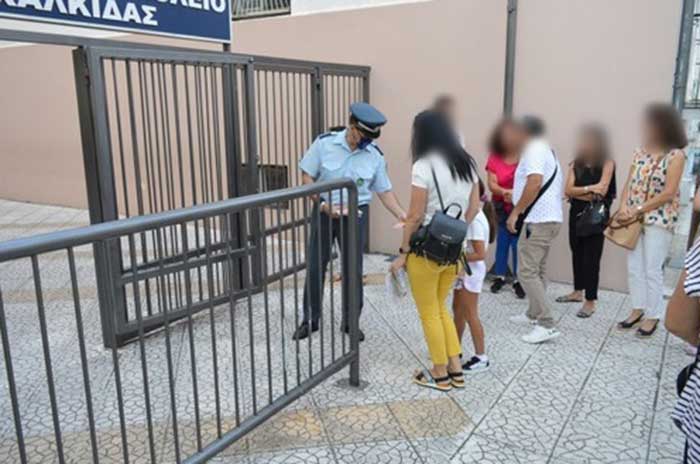 Αστυνομικοί διένειμαν ενημερωτικά φυλλάδια στα σχολεία της Χαλκίδας ...