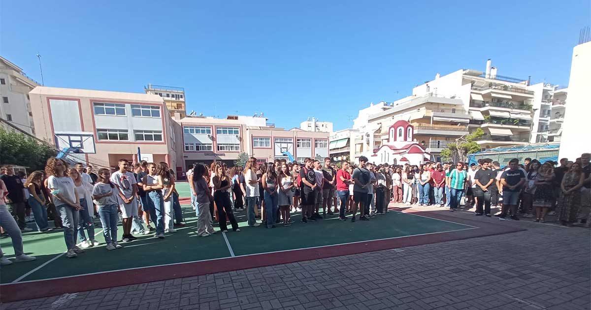 Πρώτο κουδούνι στο 1ο Πρότυπο Λύκειο Χαλκίδας και αγιασμός - Eviaportal.gr