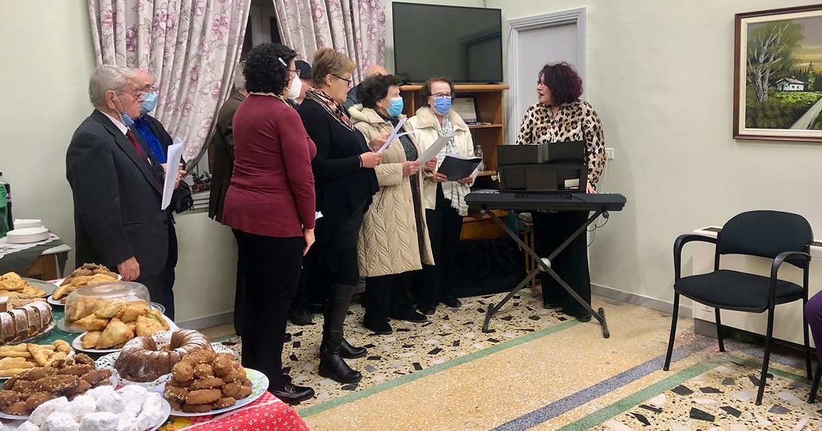 Στόλισαν τα Χριστουγεννιάτικα δέντρα το 1ο και 4ο ΚΑΠΗ του Δήμου ...