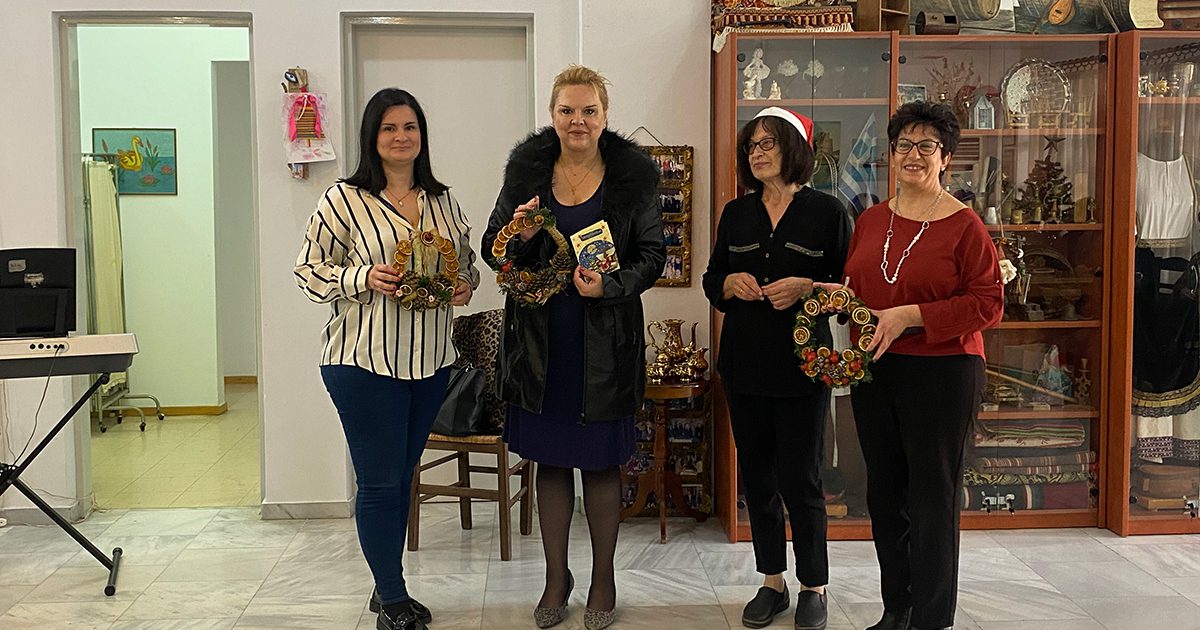 Στόλισαν τα Χριστουγεννιάτικα δέντρα το 1ο και 4ο ΚΑΠΗ του Δήμου ...