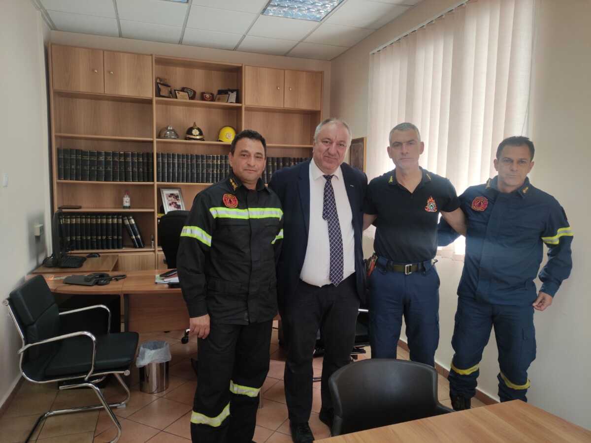 Επίσκεψη Θανάση Τάρτη στην πυροσβεστική υπηρεσία Χαλκίδας - Eviaportal.gr