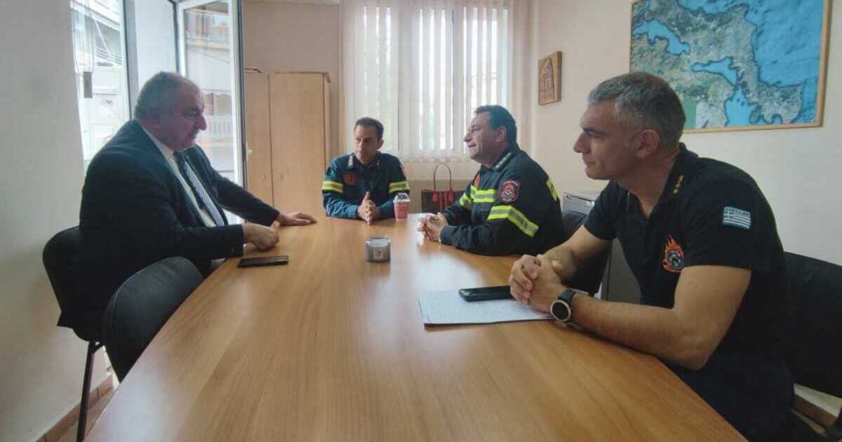 Επίσκεψη Θανάση Τάρτη στην πυροσβεστική υπηρεσία Χαλκίδας - Eviaportal.gr