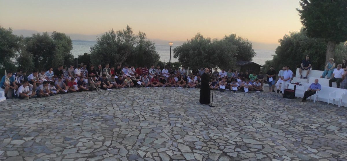 Ο Μητροπολίτης Χαλκίδας δίπλα στους νέους - Eviaportal.gr